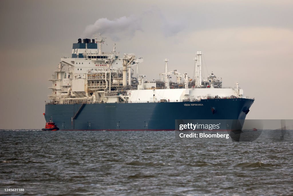 The Hoegh Esperanza LNG floating storage regasification unit offshore ... The Hoegh Esperanza LNG floating storage regasification unit offshore ...