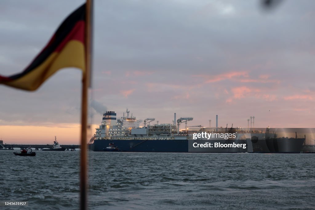 The Hoegh Esperanza LNG floating storage regasification unit docked ... The Hoegh Esperanza LNG floating storage regasification unit docked ...