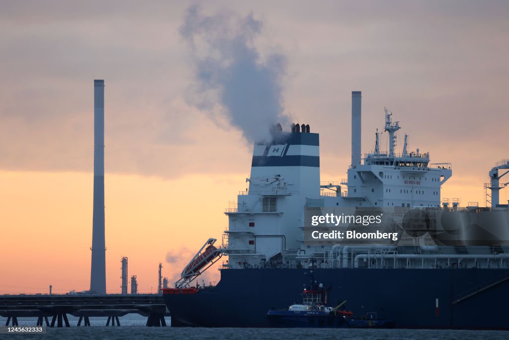 The Hoegh Esperanza LNG floating storage regasification unit docked ... The Hoegh Esperanza LNG floating storage regasification unit docked ...