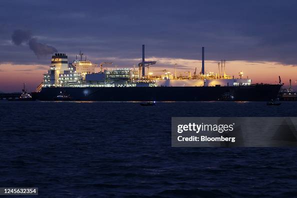 The Hoegh Esperanza LNG floating storage regasification unit docked ... The Hoegh Esperanza LNG floating storage regasification unit docked ...