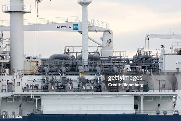 Pipework on the Hoegh Esperanza LNG floating storage regasification ... Pipework on the Hoegh Esperanza LNG floating storage regasification ...