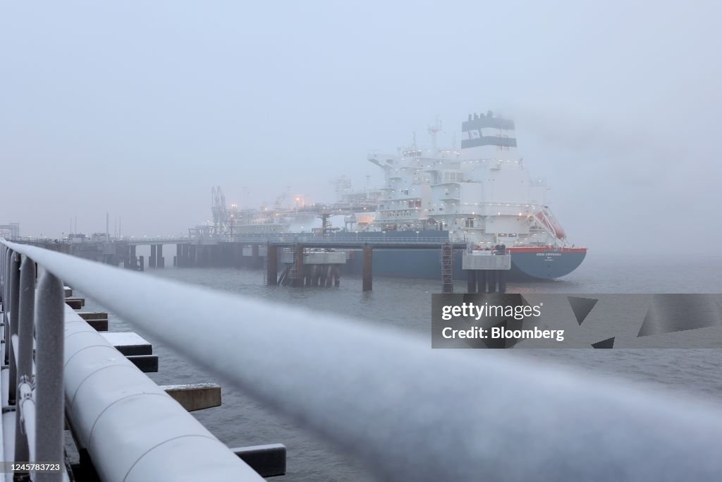 The Hoegh Esperanza LNG floating storage regasification unit , part ... The Hoegh Esperanza LNG floating storage regasification unit , part ...