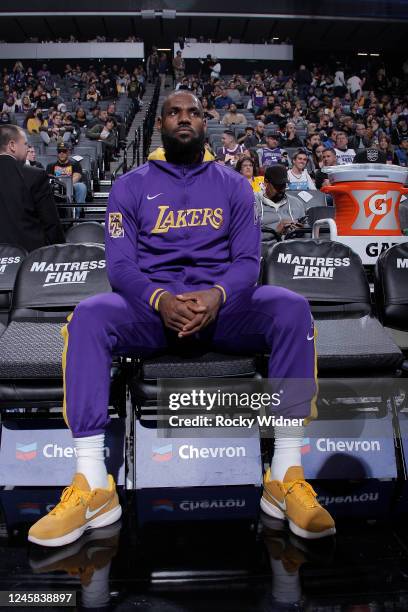 Lebron James Sitting Photos and Premium High Res Pictures - Getty Images Lebron James Sitting Photos and Premium High Res Pictures - Getty Images