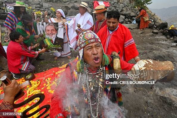 Peruvian shamans equipped with coca leaves, swords, smoking ceramic ... Peruvian shamans equipped with coca leaves, swords, smoking ceramic ...