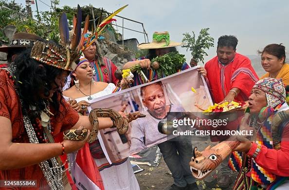 Peruvian shamans equipped with coca leaves, swords, smoking ceramic ... Peruvian shamans equipped with coca leaves, swords, smoking ceramic ...