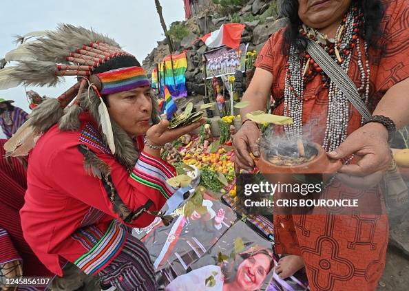 Peruvian shamans equipped with coca leaves, swords, smoking ceramic ... Peruvian shamans equipped with coca leaves, swords, smoking ceramic ...