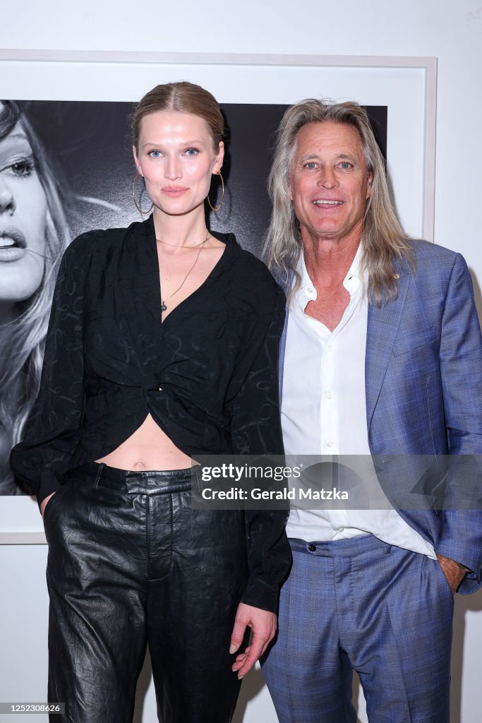German Model Toni Garrn And Australian Photographer Russell James News Photo Getty Images