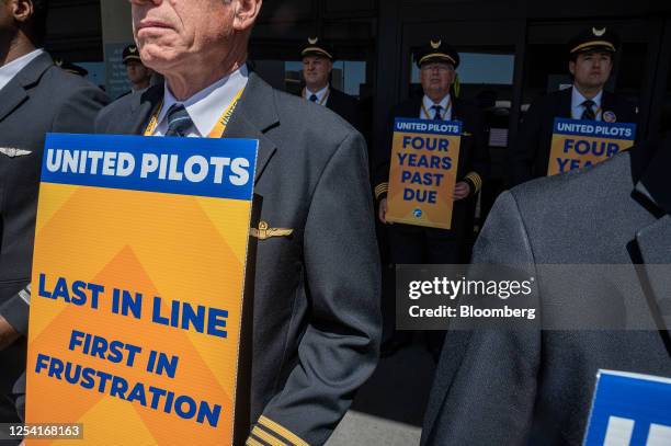 United Airlines Pilots Photos And Premium High Res Pictures Getty Images