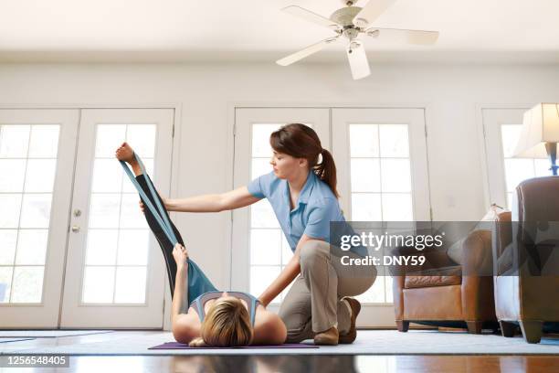 Woman Kneeling Stretch Fotografías E Imágenes De Stock Getty Images