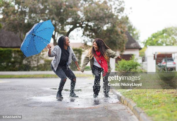 Two Girls Taking Shower Together Fotografias E Filmes Do Acervo