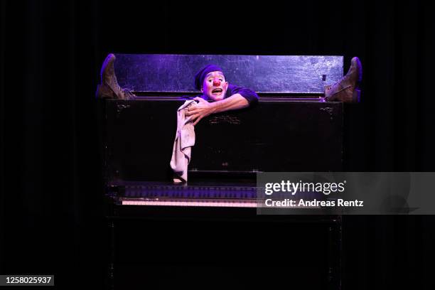 Clown Piano Photos And Premium High Res Pictures Getty Images