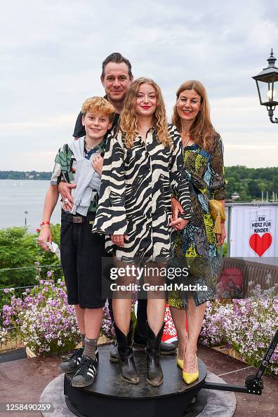 John Vollmer, Sascha Vollmer, Manisha Vollmer and Jenny Vollmer... News ... John Vollmer, Sascha Vollmer, Manisha Vollmer and Jenny Vollmer... News ...