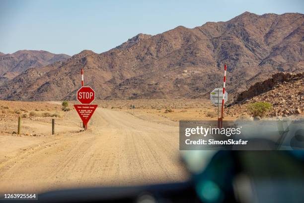 Mountain range and road signs 이미지 (1263925564) - 게티이미지뱅크