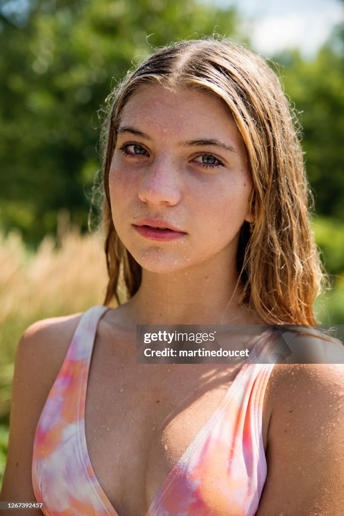 夏の自然の中で十代の少女の美しい肖像画 ストックフォト Getty Images