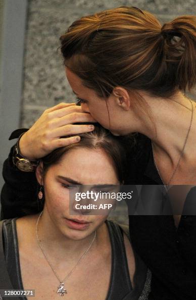 Amanda Knox Is Comforted By Her Sister Deanna Knox During A News News Photo Getty Images