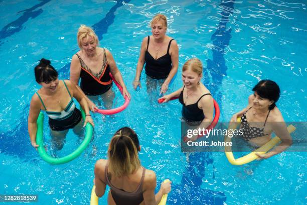 Mature Woman Pool Float Photos Et Images De Collection Getty Images
