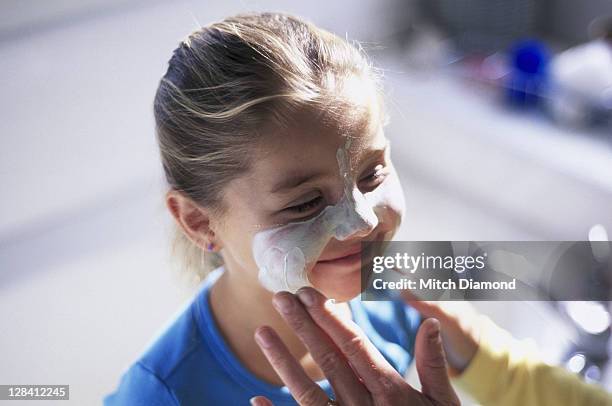 Girl Creams Photos Et Images De Collection Getty Images