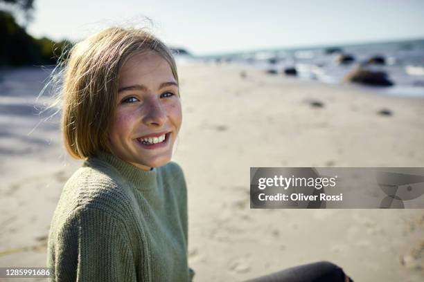 Preteen Girl On The Beach Foto E Immagini Stock Getty Images