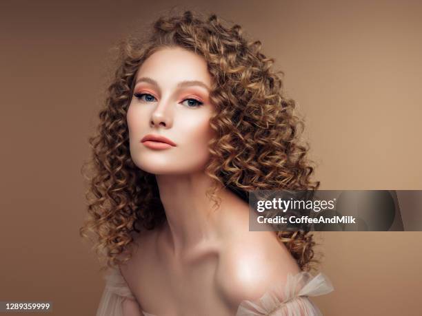 Straight Hair Curly Hair Fotografías E Imágenes De Stock Getty Images