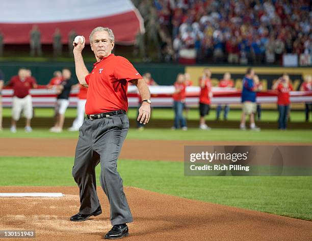 George Bush Pitch Photos And Premium High Res Pictures Getty Images