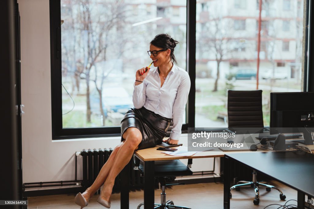 Femme Daffaires De Sourire Sasseyant Au Bureau Dans Le Bureau Moderne