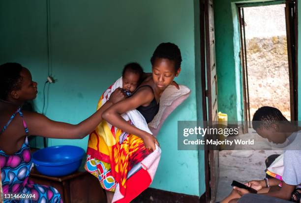 Single Mother Poor Stock Fotos Und Bilder Getty Images