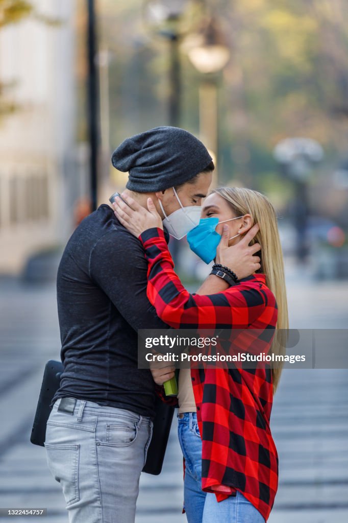 Portrait Dun Jeune Couple Joyeux Amoureux Qui Sembrasse Dans Les Rues