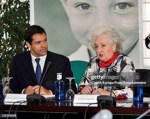 12 Princess Pilar De Borbon And Luis Alfonso De Borbon Present Rastrillo Nuevo Futuro 2011 Stock