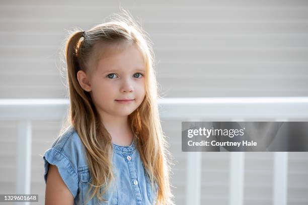 Girl With Blonde Hair And Blue Eyes Photos Et Images De Collection