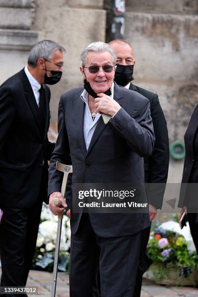 Alain Delon Attends Jean Paul Belmondos Funeral On Eglise Saint Fotografía De Noticias
