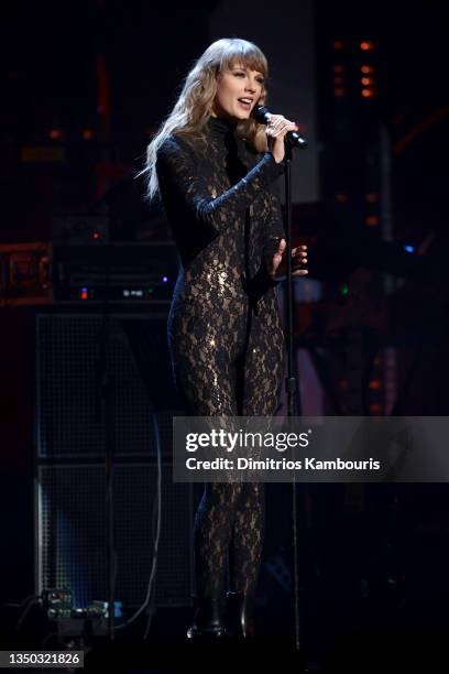 Taylor Swift Performing Photos And Premium High Res Pictures Getty Images