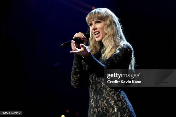 Taylor Swift Performs Photos And Premium High Res Pictures Getty Images