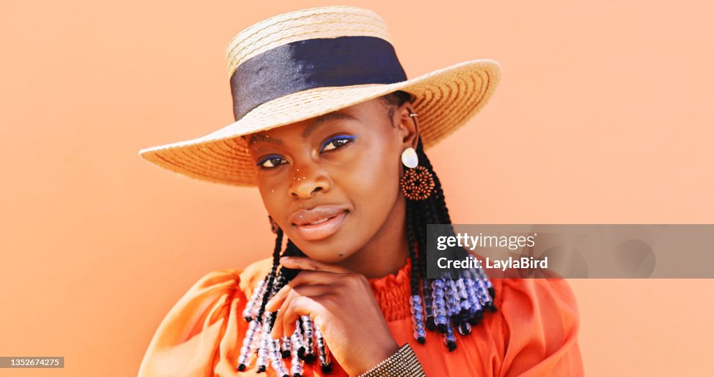 Photo Dune Belle Jeune Femme Portant Des Vêtements Tendance Contre Un