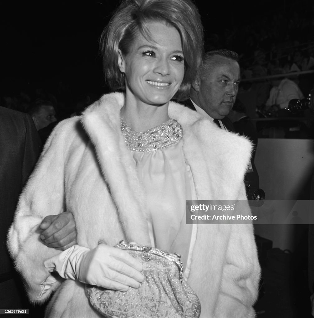 American Actress Angie Dickinson At The 39th Academy Awards At The News Photo Getty Images
