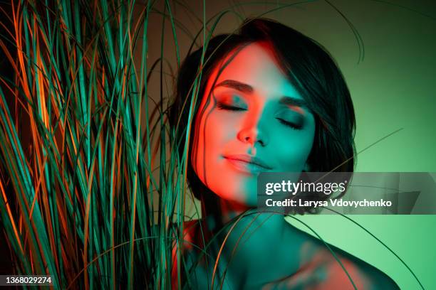Female Short Hair Green Eyes Photos Et Images De Collection Getty Images