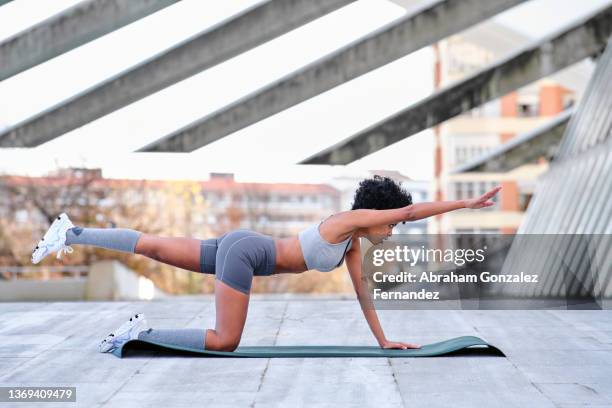 Kneeling Stretch Fotografías E Imágenes De Stock Getty Images