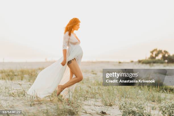 Beautiful Beach Babes Stockfotos En Beelden Getty Images