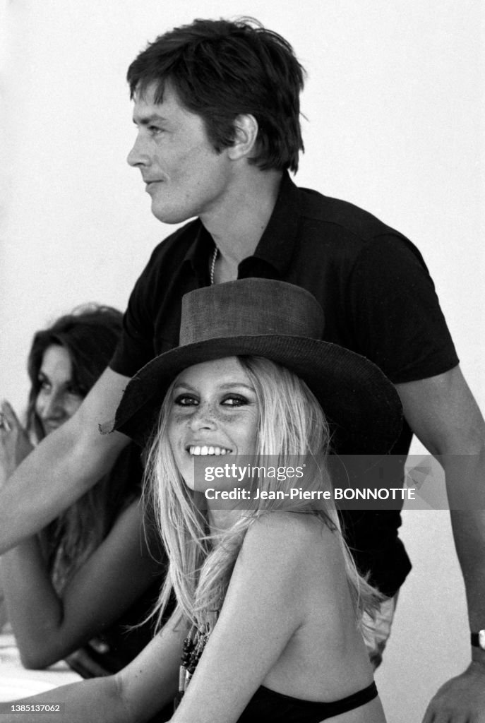 Alain Delon Et Brigitte Bardot Lors Dun Déjeuner à Saint Tropez En