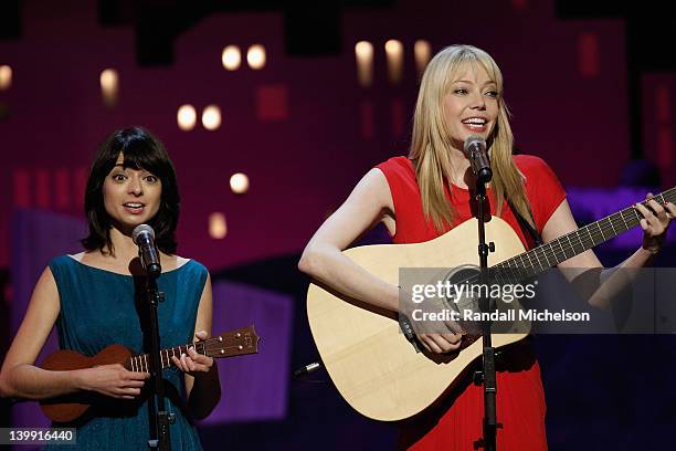 Riki Lindhome And Kate Micucci Stock Fotos Und Bilder Getty Images