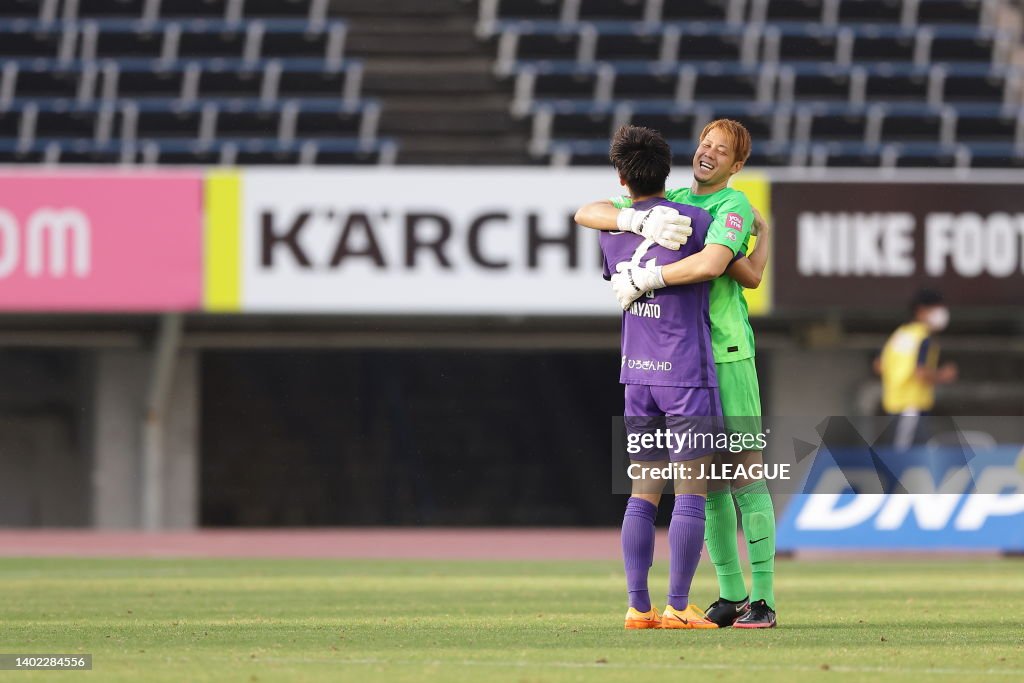 Hayato ARAKI of Sanfrecce Hiroshima and#22 Goro KAWANAMI of Sanfrecce ... Hayato ARAKI of Sanfrecce Hiroshima and#22 Goro KAWANAMI of Sanfrecce ...