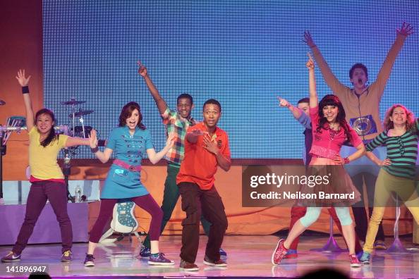 Nickelodeons The Fresh Beat Band Shout Marina Kiki And Twist