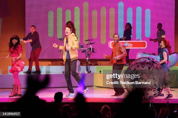 Nickelodeons The Fresh Beat Band Shout Marina Kiki And Twist