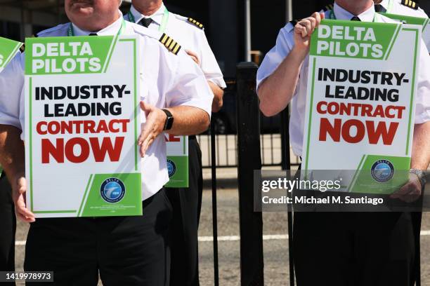 Delta Pilots Photos And Premium High Res Pictures Getty Images