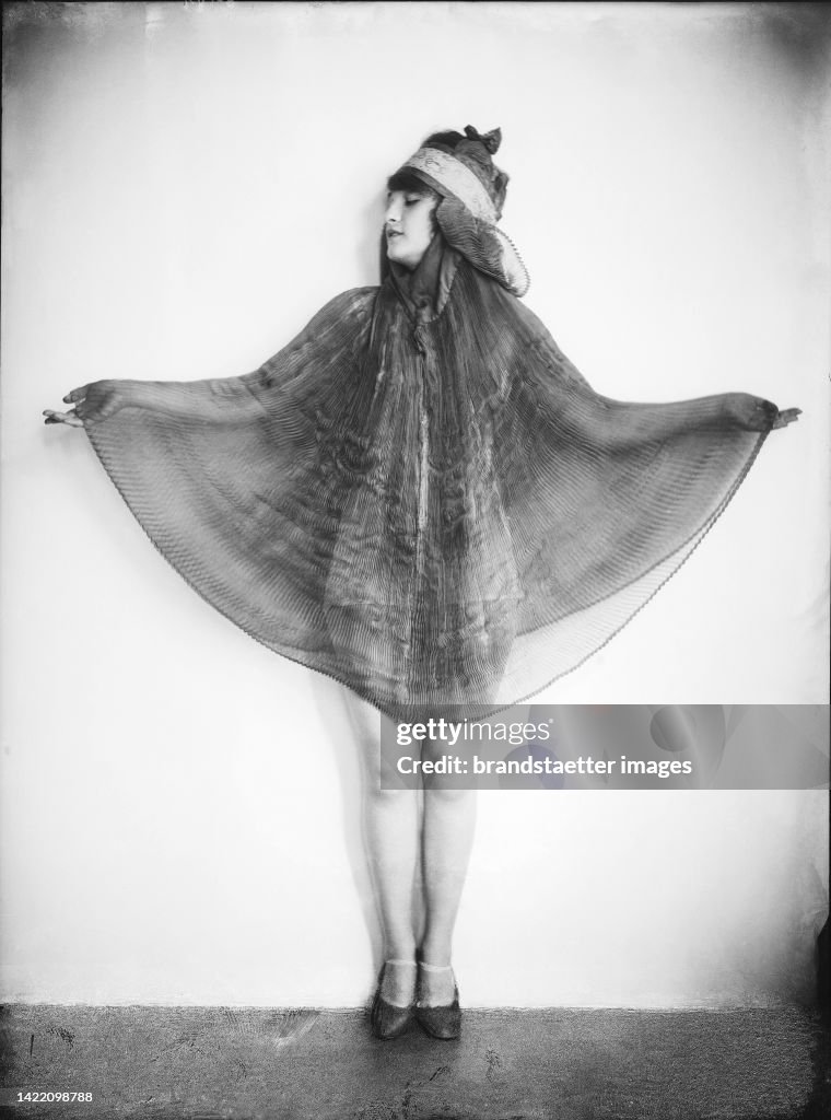 The Dancer Lena Amsel In A Red Dress 1920 News Photo Getty Images