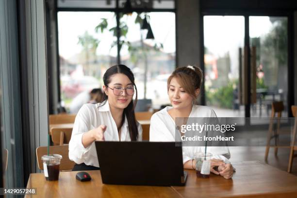 Women Talking Coffee Shop Photos Et Images De Collection Getty Images