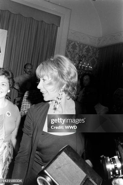 66 Shirley Maclaine Democratic Convention Photos And High Res Pictures
