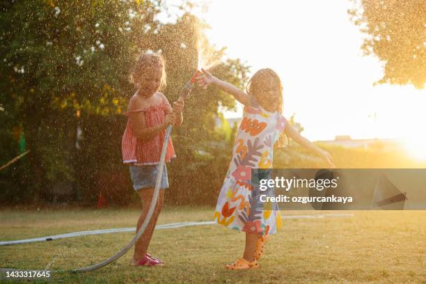 Two Girls Taking Shower Together Fotografias E Filmes Do Acervo