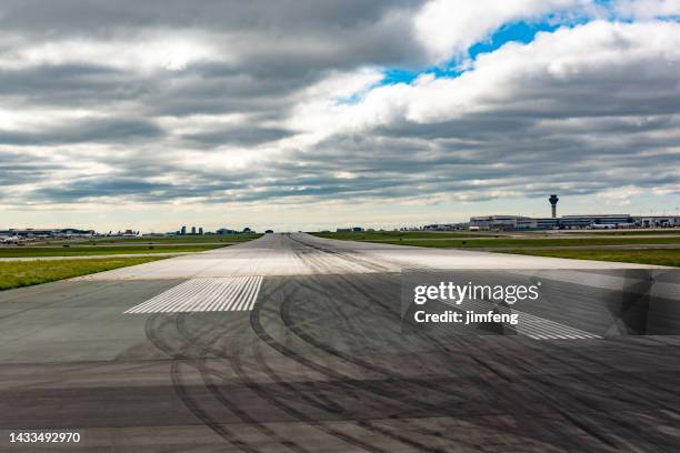 Airport runway in Toronto Pearson International Airport, Canada 이미지 ...