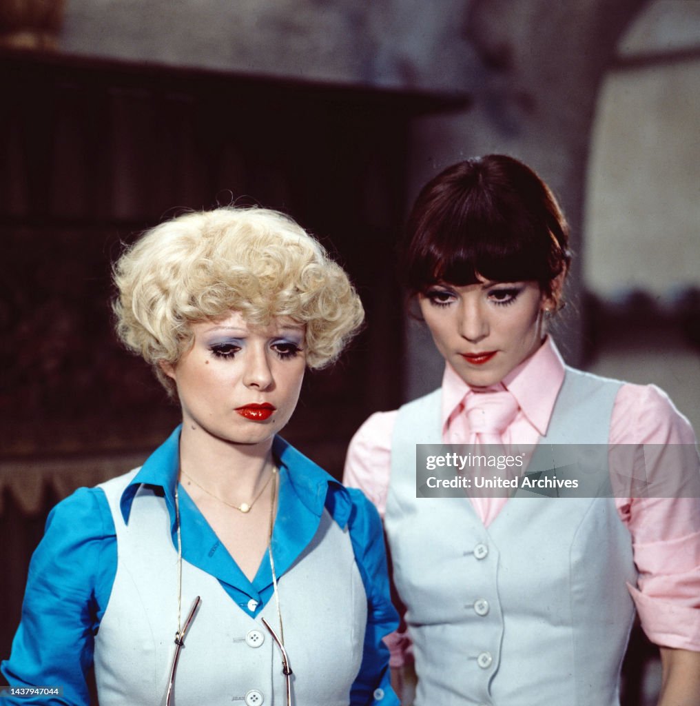 Zwei Himmlische Töchter Zdf Comedy Serie Deutschland Folge 3 Ein News Photo Getty Images