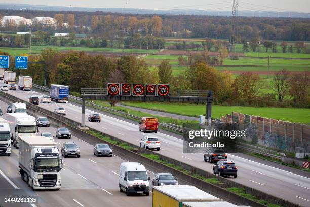 Trucks and dense traffic on German highway A3 (1440282135) - 게티이미지뱅크